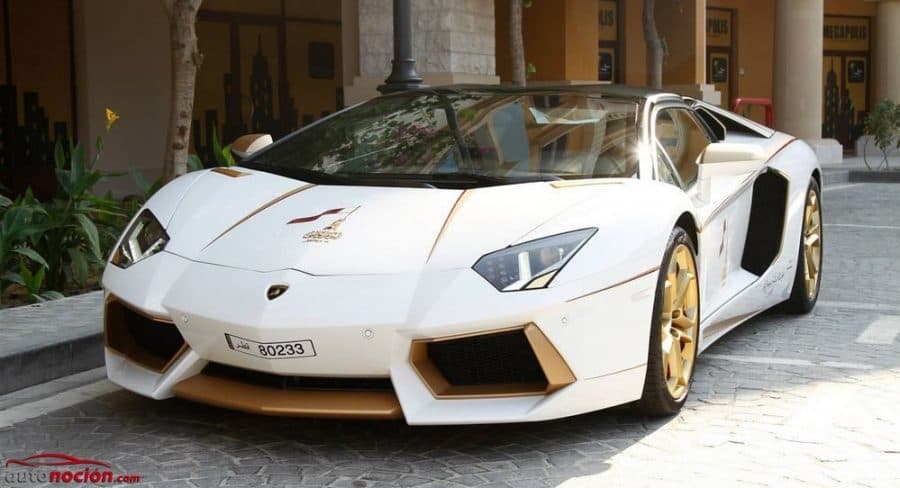 Lamborghini Aventador LP700-4 con toques de oro