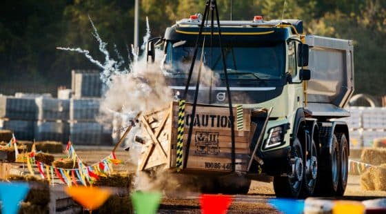 [Vídeo] La nueva “salvajada” viral de Volvo Trucks: El FMX es ...