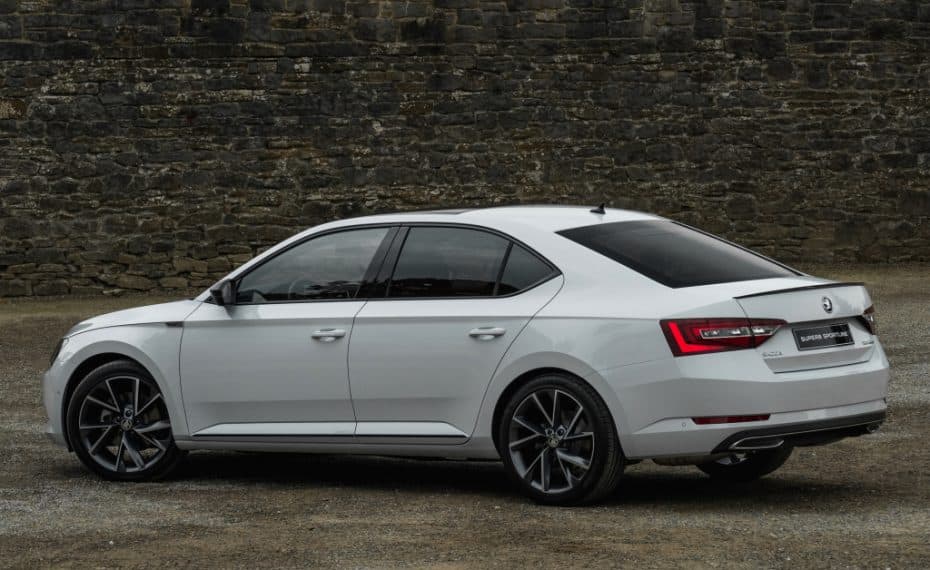 Ya puedes comprar el Skoda Superb «Sportline»: Estrena motor 2.0 TSI ...