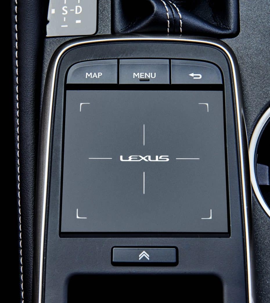 Lexus pone a la venta la gama RC300h 2018: Más equipada