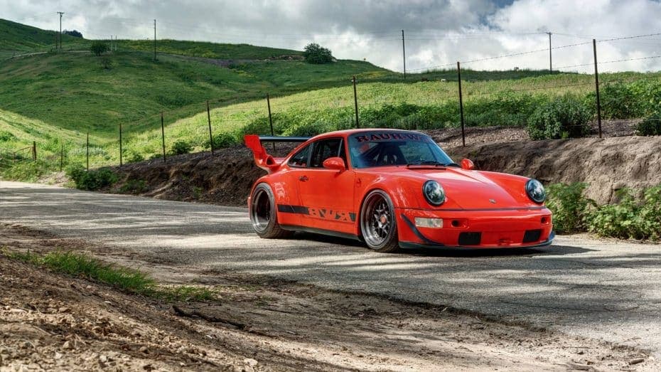El salvaje Porsche 911 964 Turbo de RWB es todo un clásico actualizado