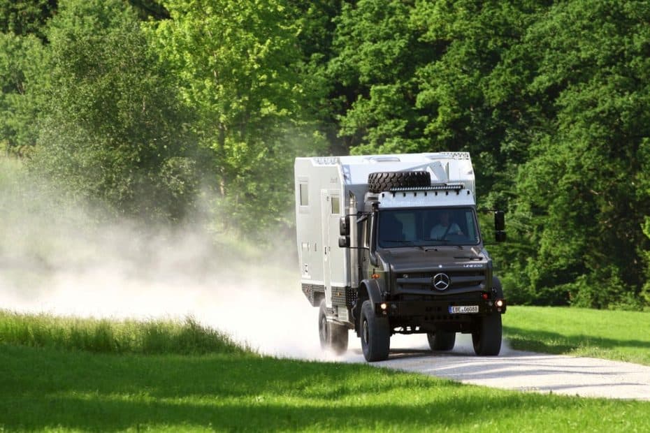 Con este Mercedes Unimog camper no te importará perderte
