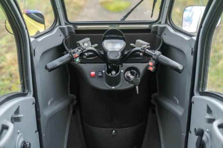 Este ciclomotor de tres ruedas camperizado es eléctrico y realmente ...