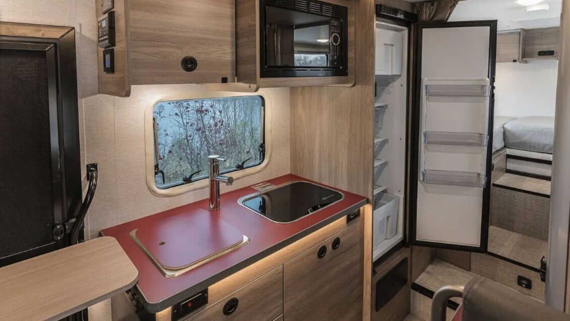 Winnebago Ekko Pop Top: paredes ocultas y techo desplegable