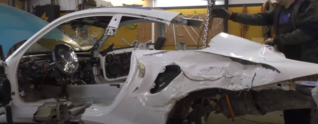 Arthur tussik repara un Porsche 911 Turbo S