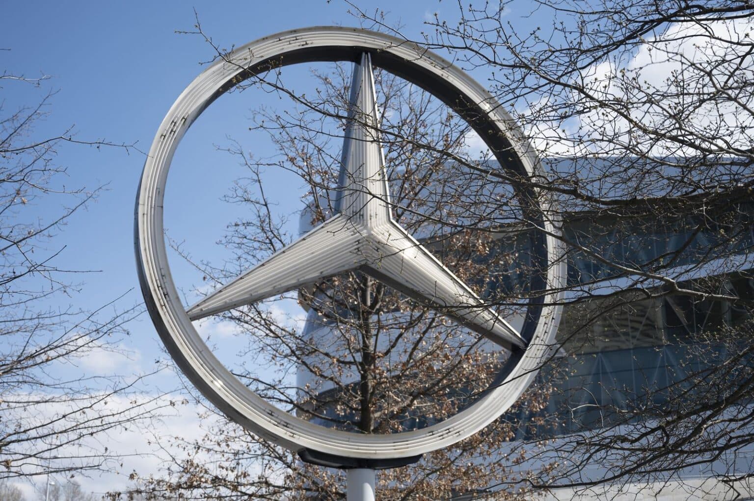 ¿Qué significa el logo de Mercedes?, ¿Cuál es su historia?