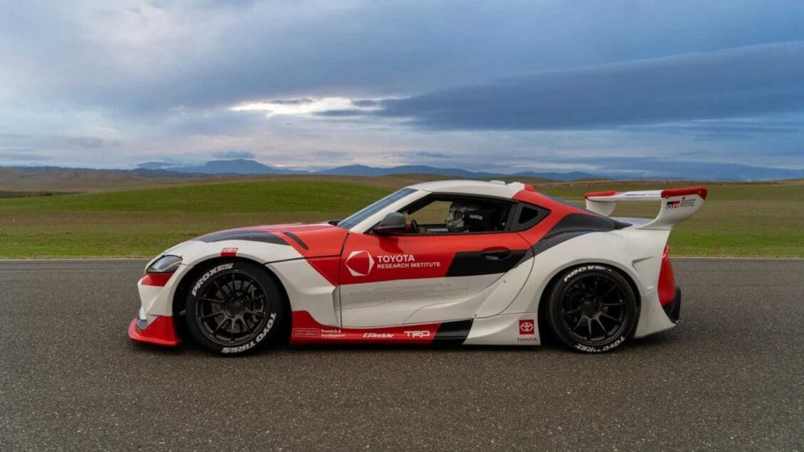Este Toyota Supra se hace un circuito derrapando él solo