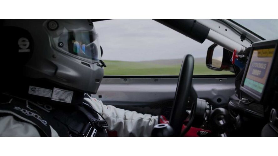 Este Toyota Supra se hace un circuito derrapando él solo