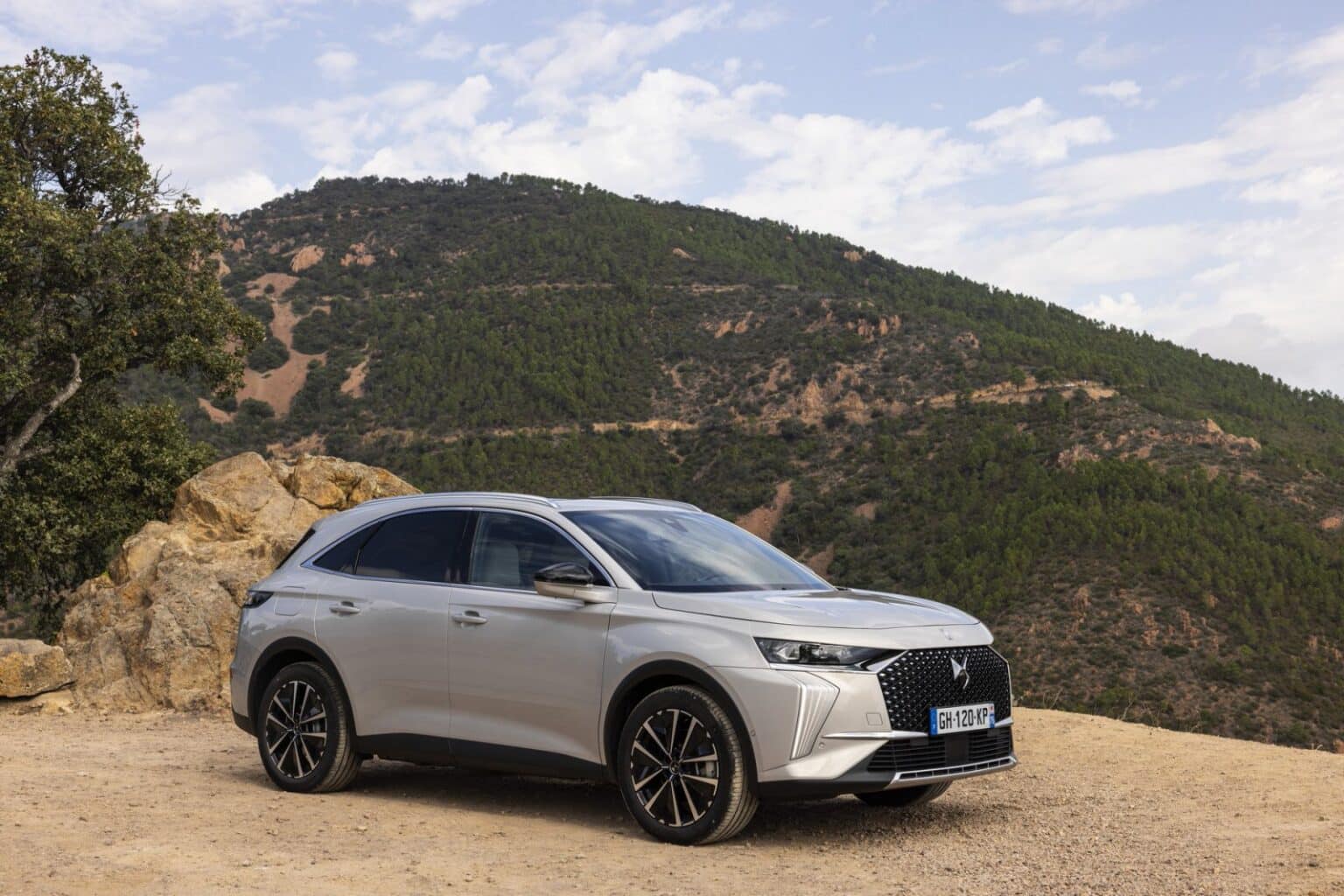 El DS 7 Crossback 2022 nos muestra todos sus detalles