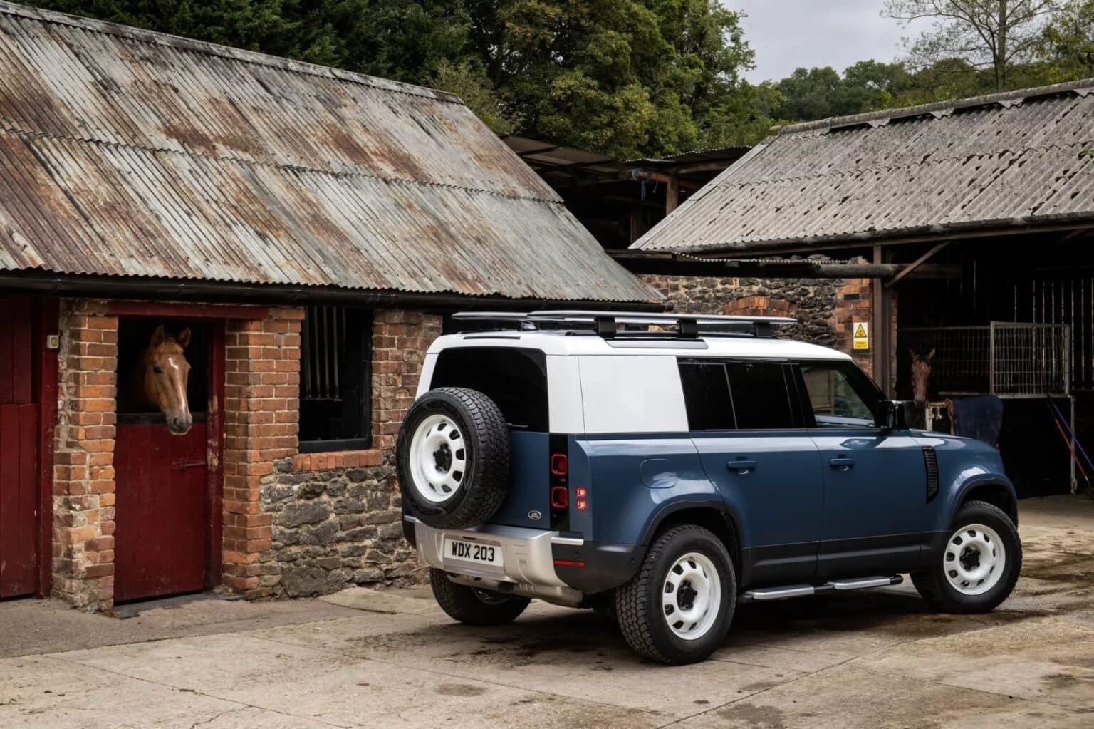 La gama Land Rover Defender crece: llegan los V8 y Outbound
