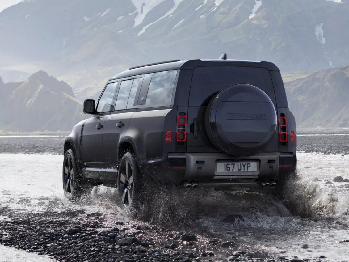 La gama Land Rover Defender crece: llegan los V8 y Outbound