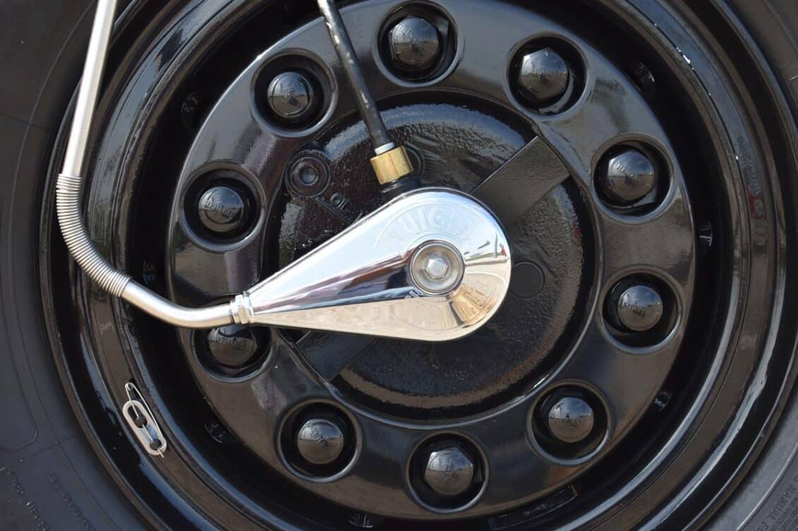 El calibrador de presiones de las ruedas de camión