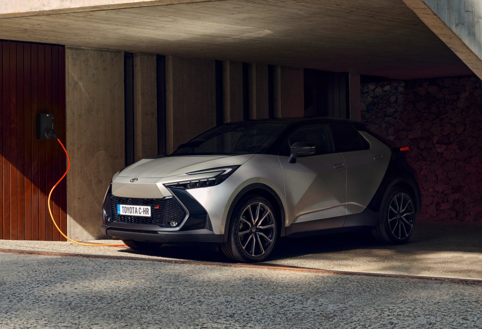Ya puedes comprar el Toyota C-HR PHEV en España: es caro