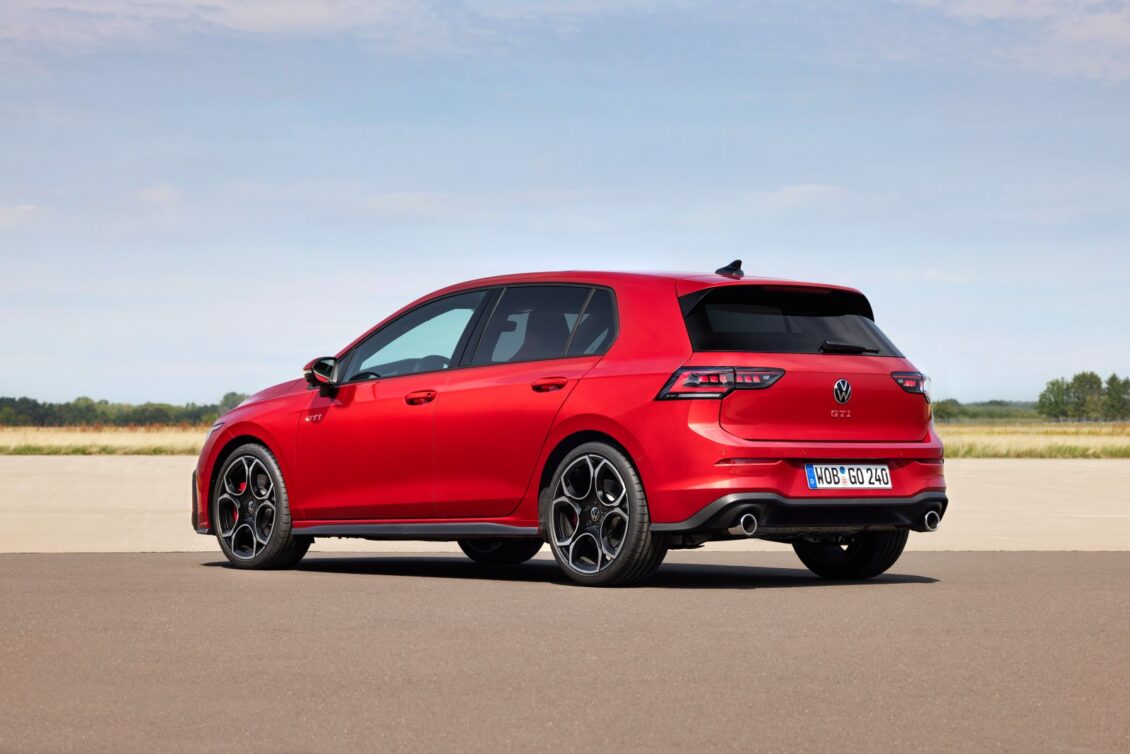 El Volkswagen Golf GTI 2024 llega a España; aquí los precios