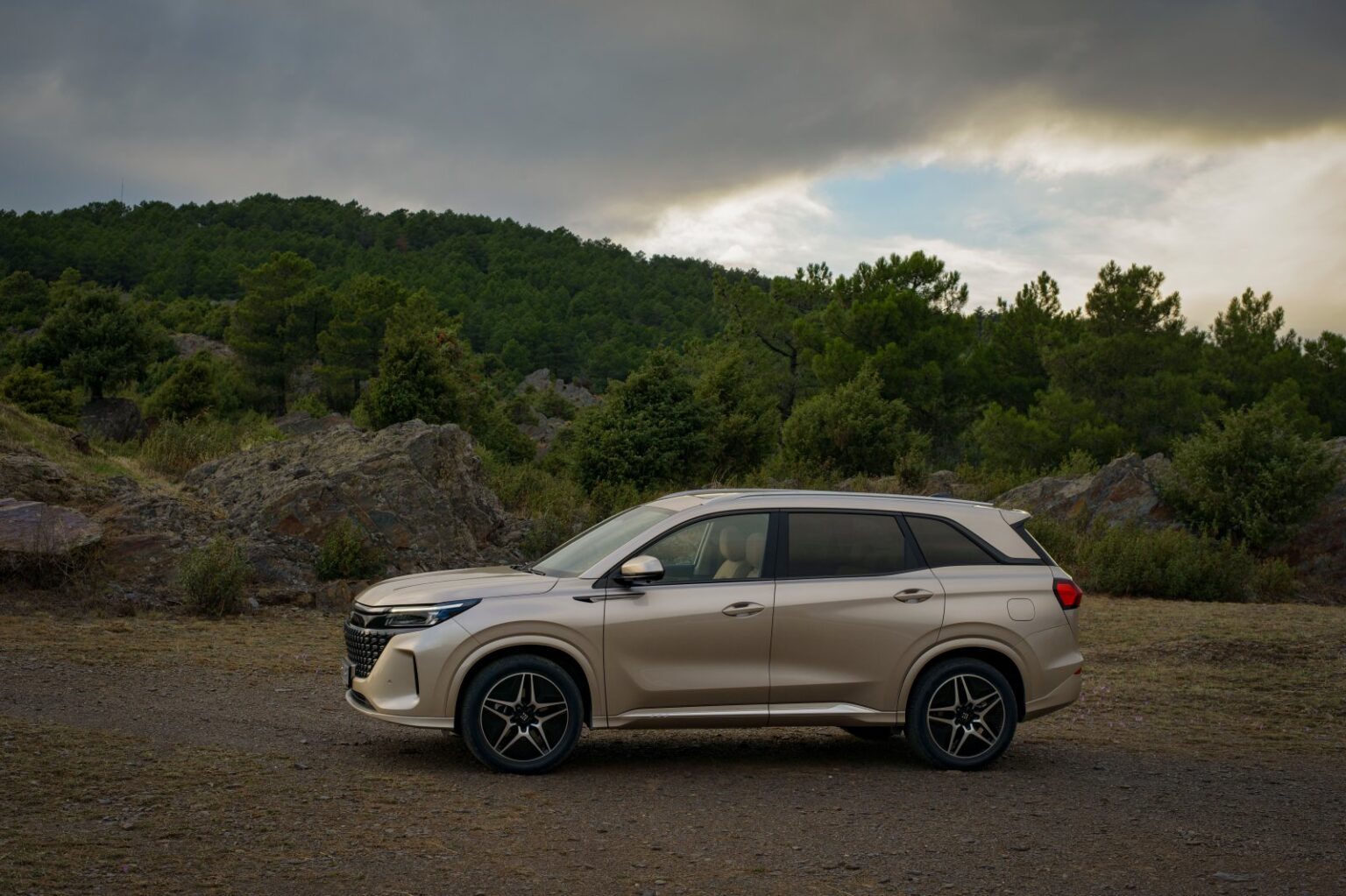 Opinión y prueba DFSK E5 Intelligent 2024: PHEV y 7 plazas
