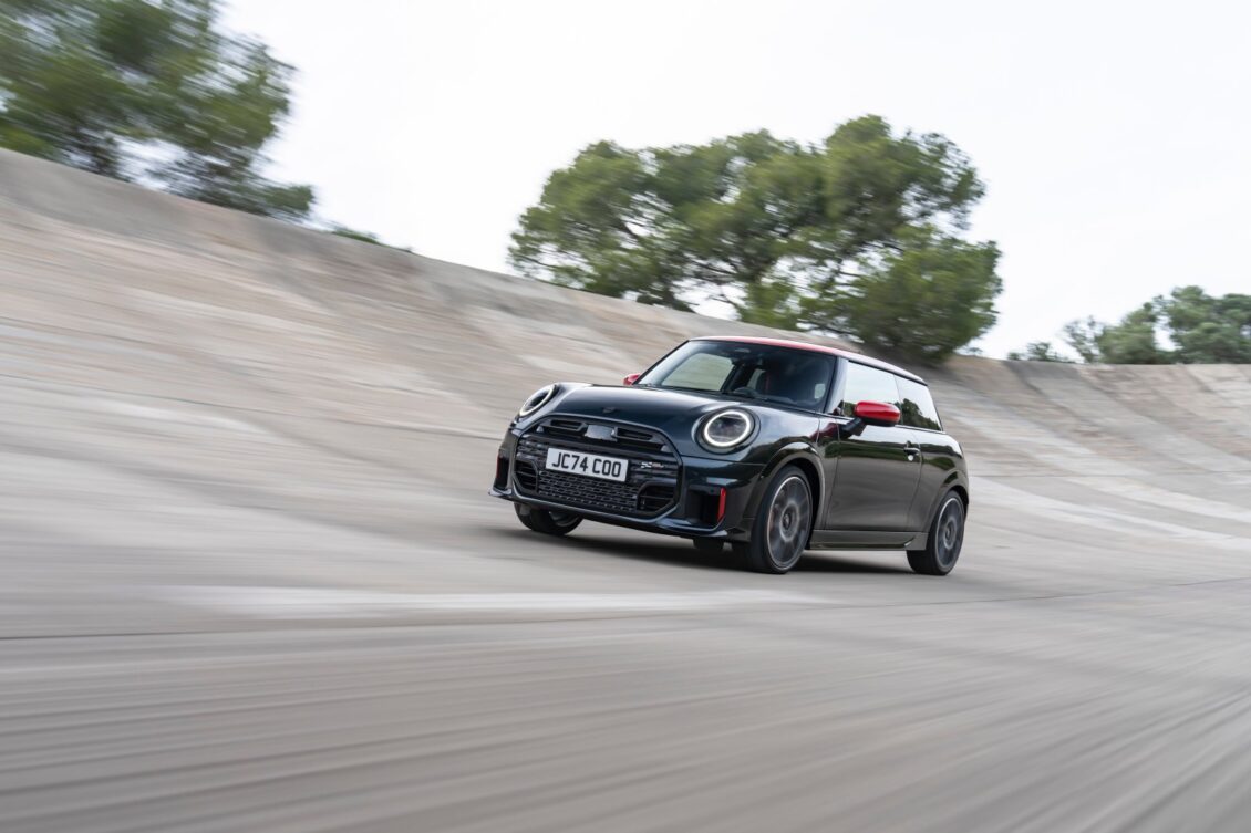 MINI John Cooper Works 2025: más atractivo, misma potencia