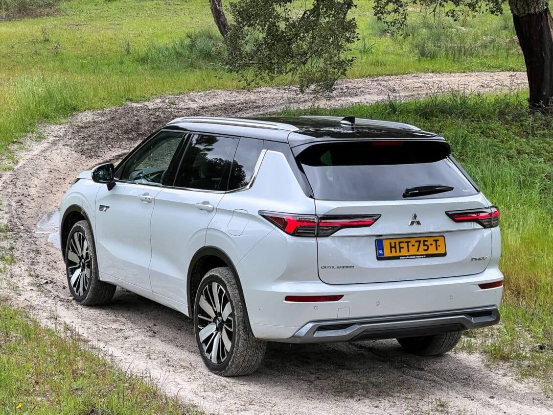 Opinión y prueba Mitsubishi Outlander PHEV Kaiteki+ 4WD 2025