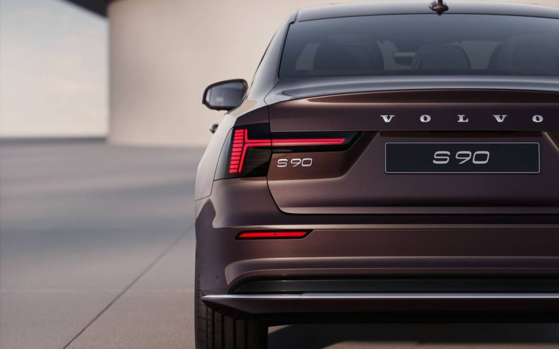 Nuevo Volvo S90 2025, un restyling profundo y elegante