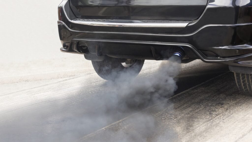 Humo en un coche diésel: qué pasa si sale humo, qué significa cada ...